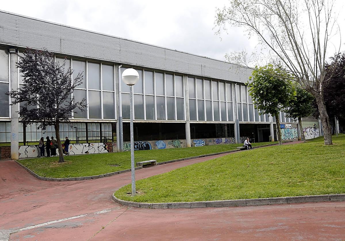 Miraballes mejorará el polideportivo de El Jaro con una nueva sala y piscina | El Correo